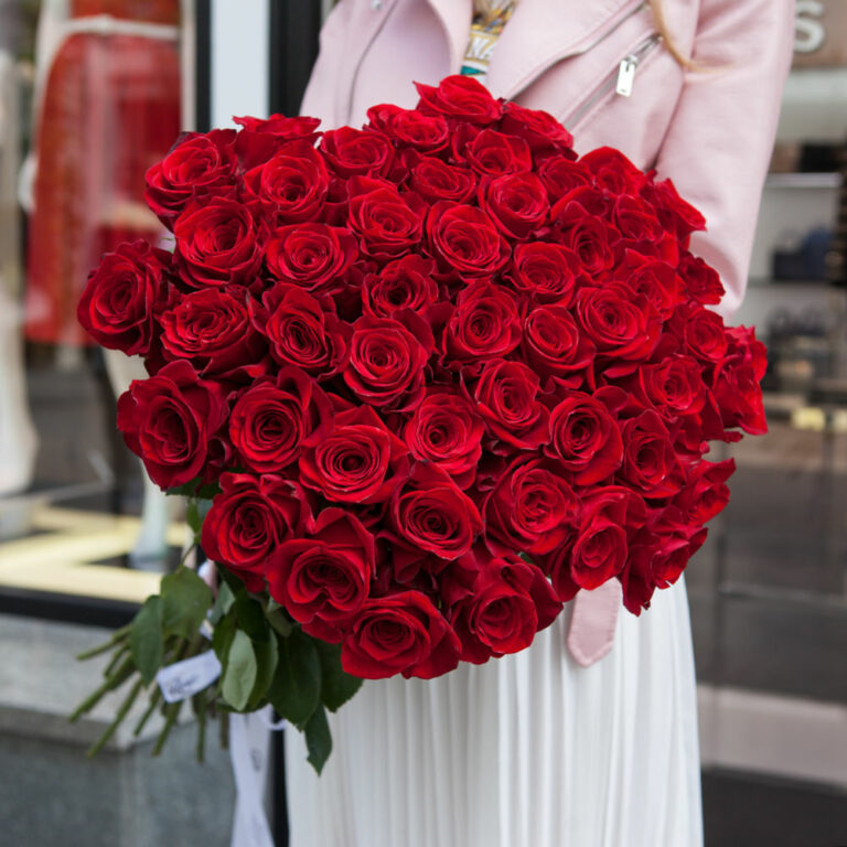 Kimppu 51 punaista ruusua Premium osta toimituksella Helsingistä ...